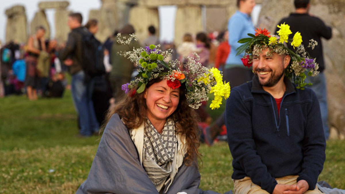 Thousands celebrate summer solstice at Stonehenge | English Heritage