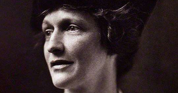 Nancy Astor | First Woman in Parliament | Blue Plaques | English Heritage